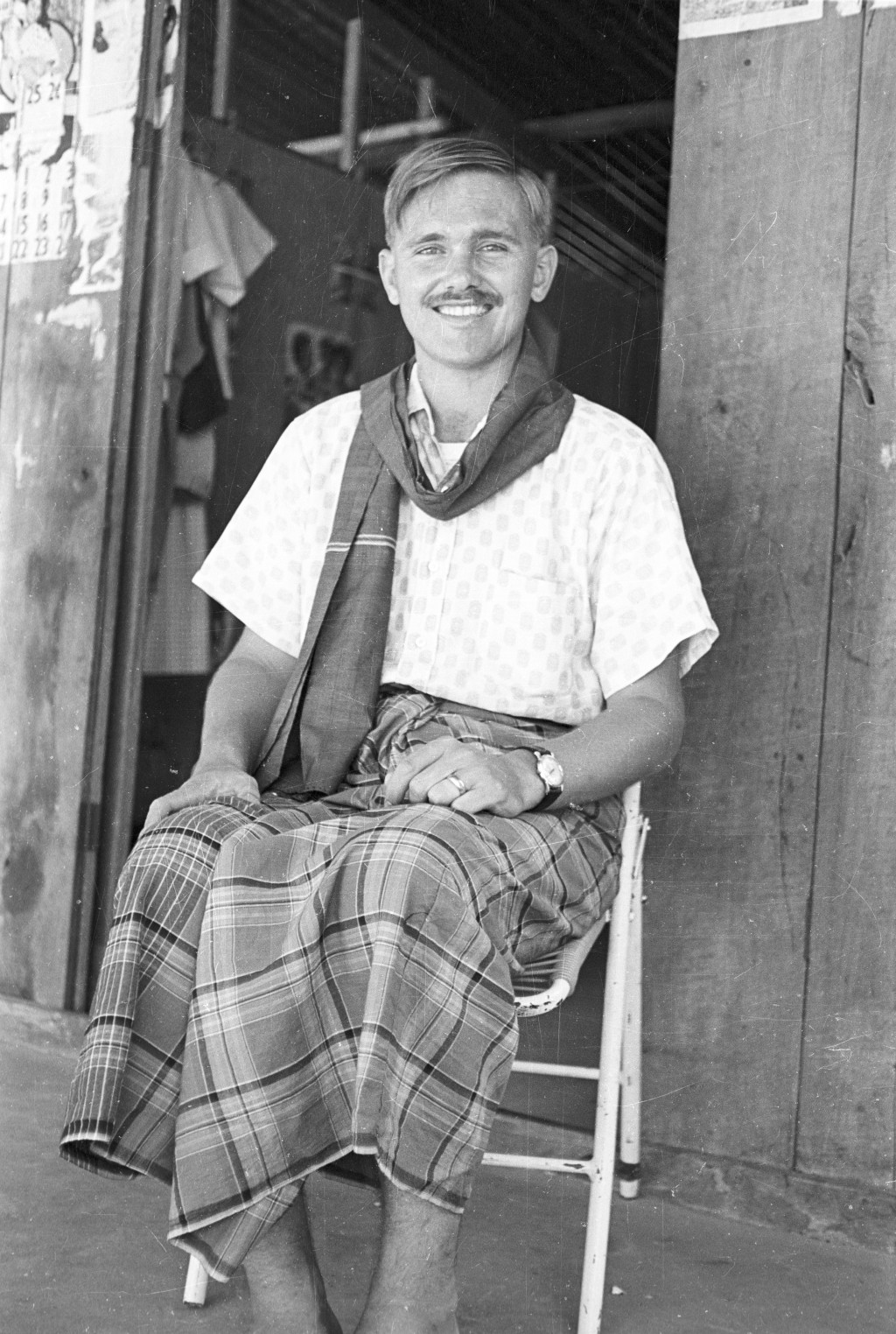 CFK seated outside his house | Culturio แพลตฟอร์มการเรียนรู้ทางวัฒนธรรม