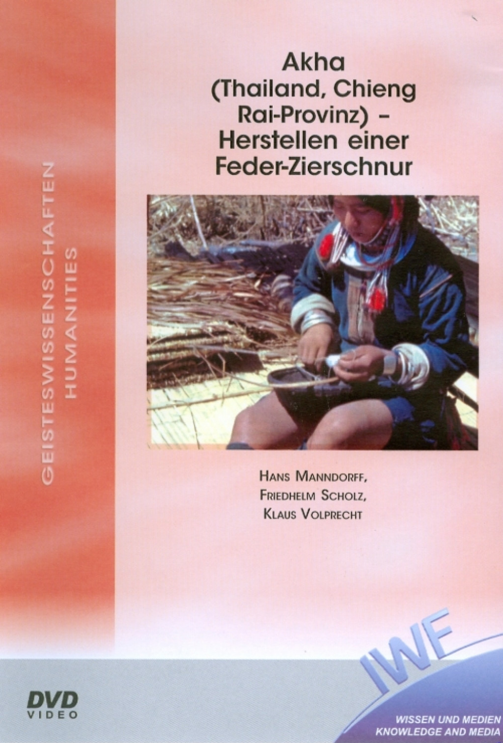Akha (Thailand, Chieng Rai Provinz): Herstellen einer Haumesserscheide ...
